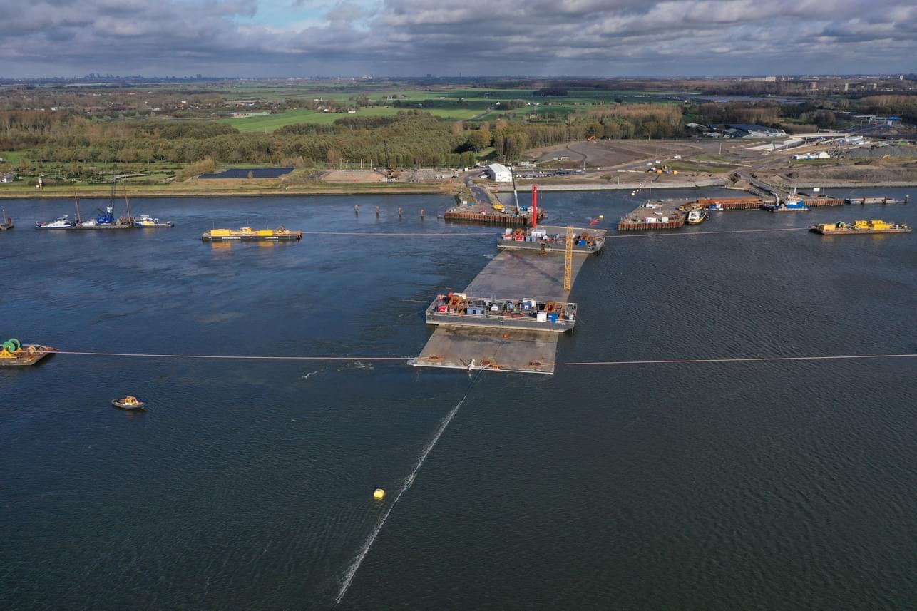 Installation of tunnel element maasdeltatunnel completed - Bezemer ...